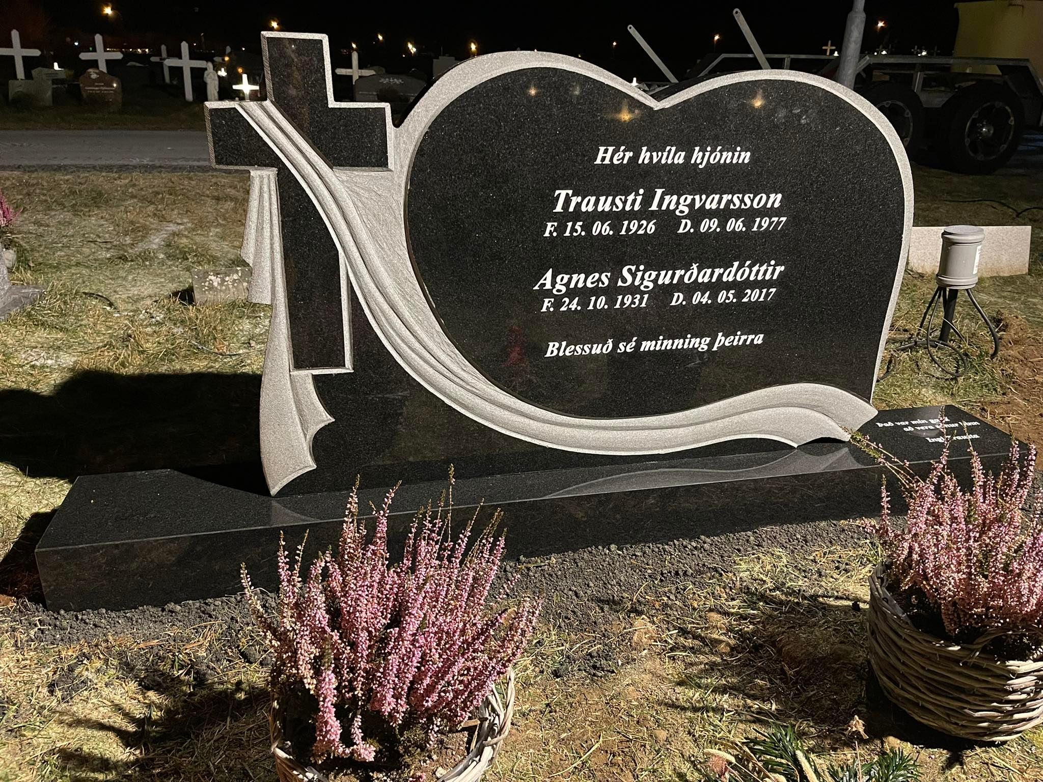 Legsteinar fyrir tvöföld leiði. – Granít Verk